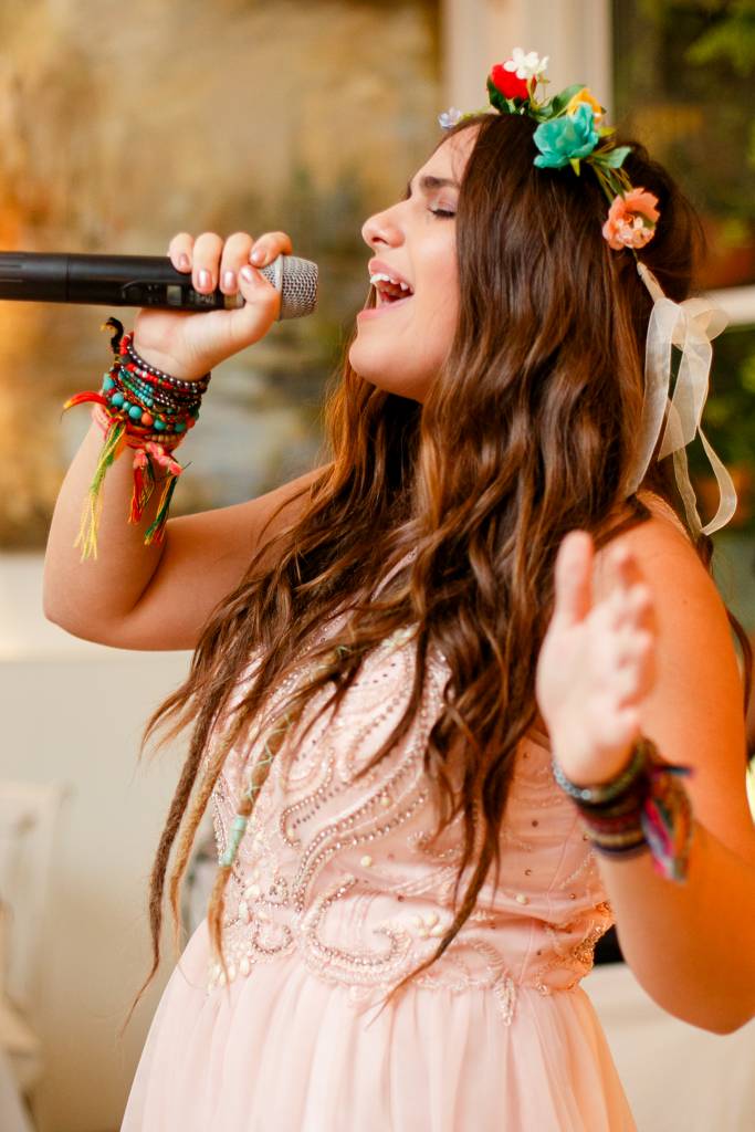 Entrevista: Lívia Bernarde lança primeira música e entra no top 50 ...