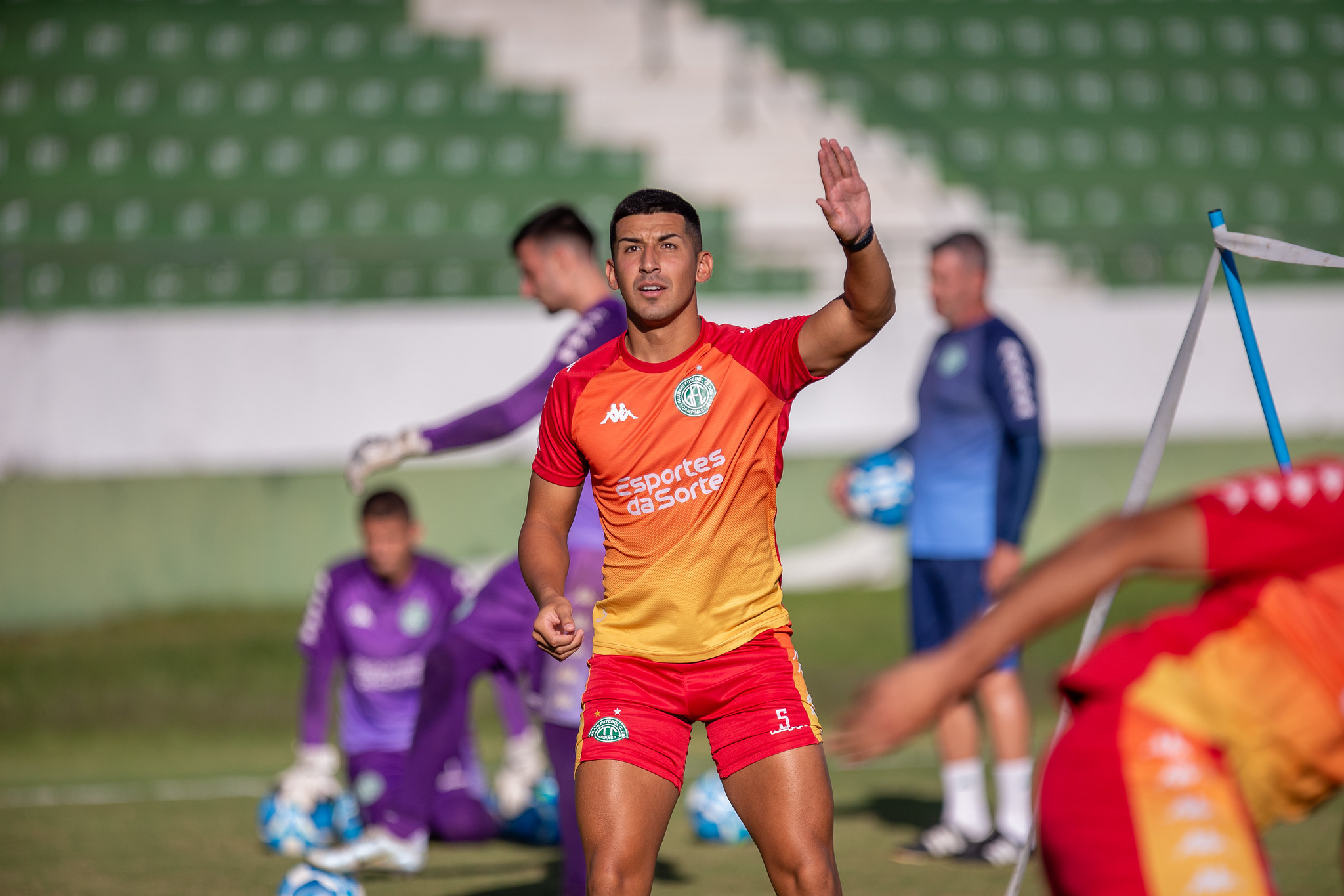 Atuando pela primeira vez como volante, Alvariño ganha elogios no ...