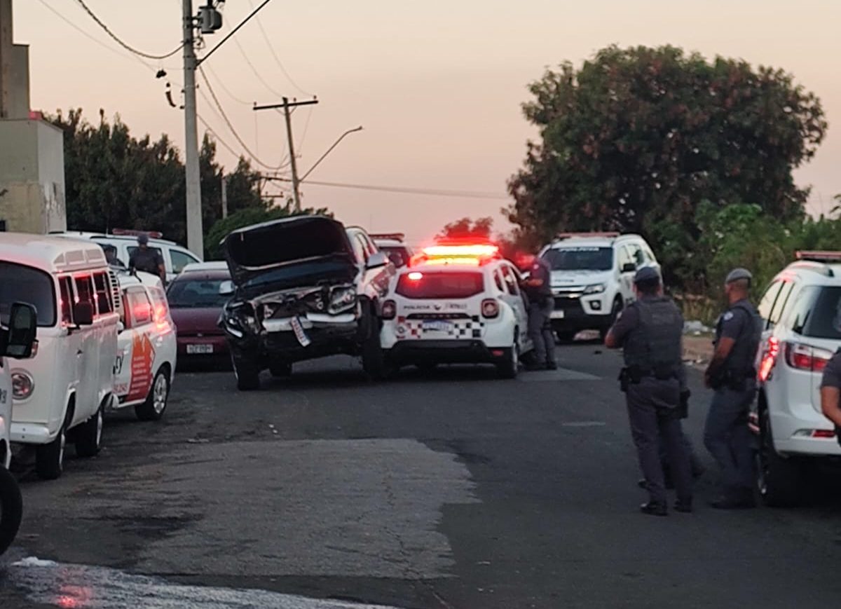 Criminosos colidem em viatura da PM durante perseguição e travam ... Criminosos colidem em viatura da PM durante perseguição e travam ...